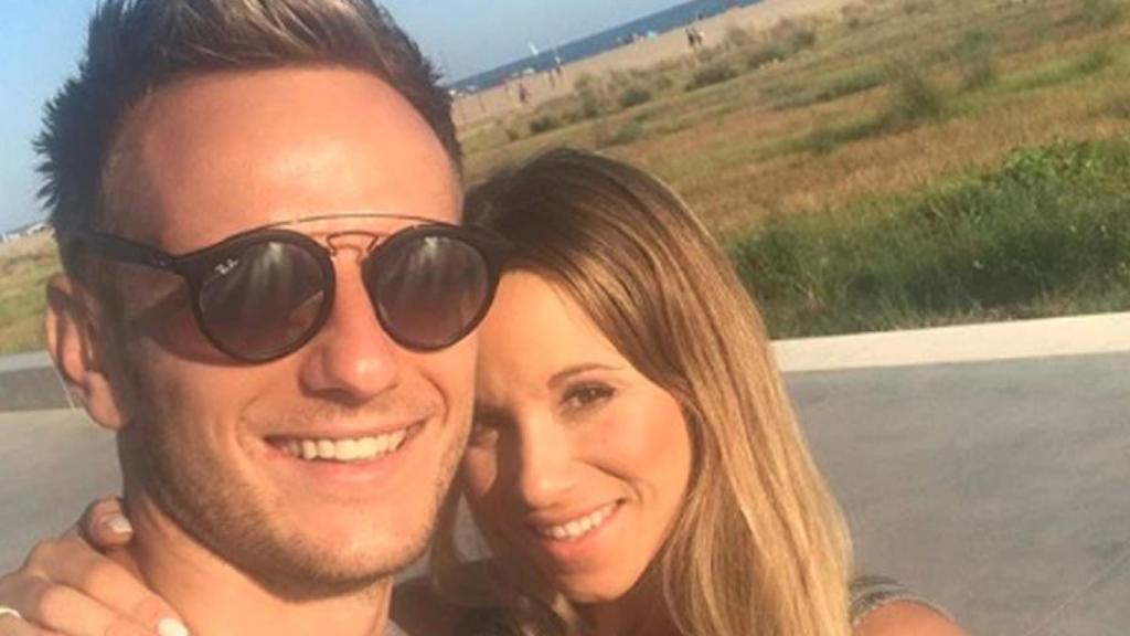 Así fue la llegada de Rakitic y Raquel Mauri a Sevilla