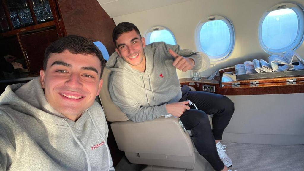 Pedri y Ferran Torres reciben un coche nuevo en el Godó