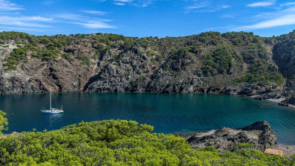 Aguas cristalinas a los pies de grandes acantilados: la cala remota y ...