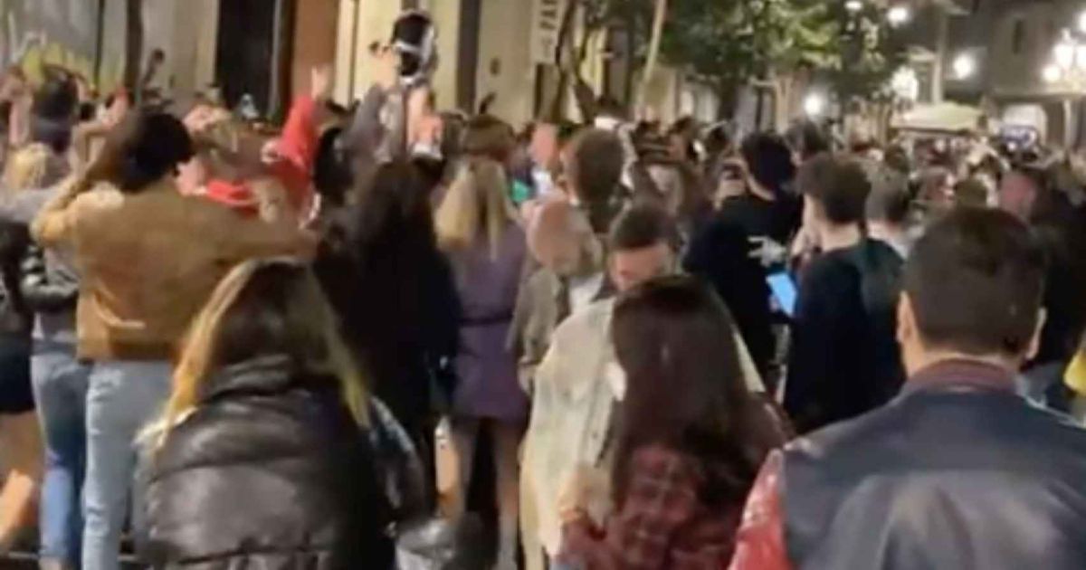 VÍDEO: Fiesta descontrolada sin mascarillas ni distancias en el Born