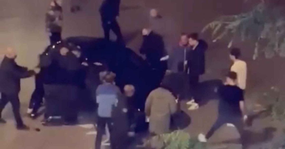 VÍDEO: Un hombre empotra su coche contra una discoteca