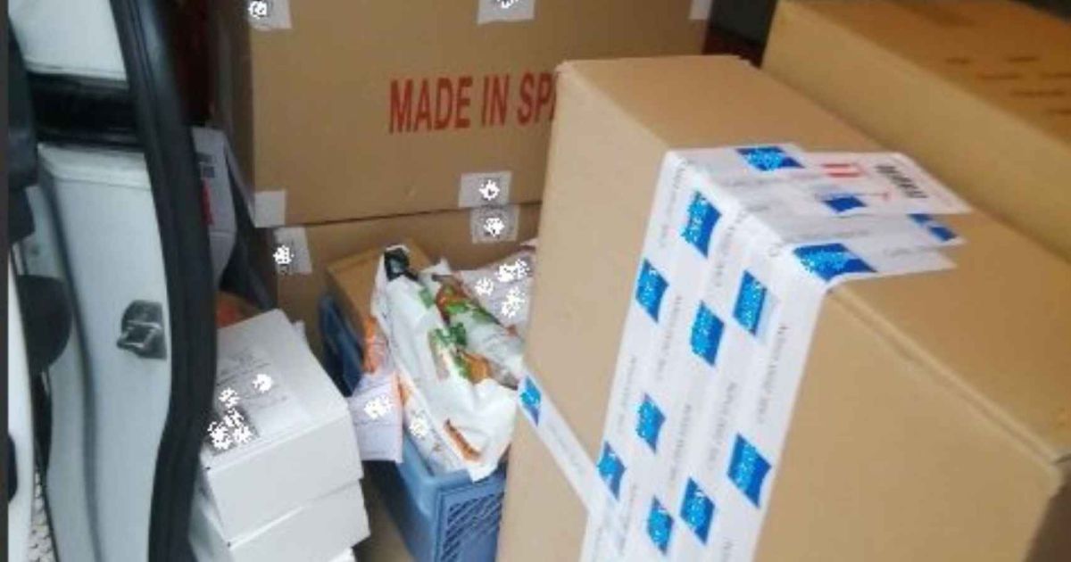 Roban una furgoneta llena de paquetes y se hacen pasar por repartidores Roban una furgoneta llena de paquetes y se hacen pasar por repartidores