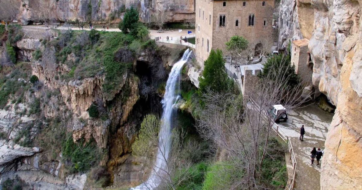 El pueblo a una hora de Barcelona que está al borde de un barranco y ...